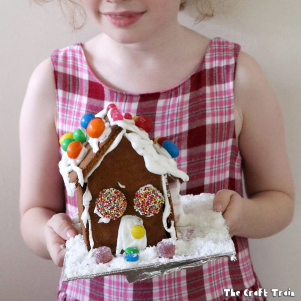 Small gingerbread houses that kids can make - The Craft Train